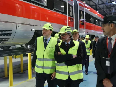 Óscar Puente visita la planta de Hitachi Rail en Italia para acelerar ...